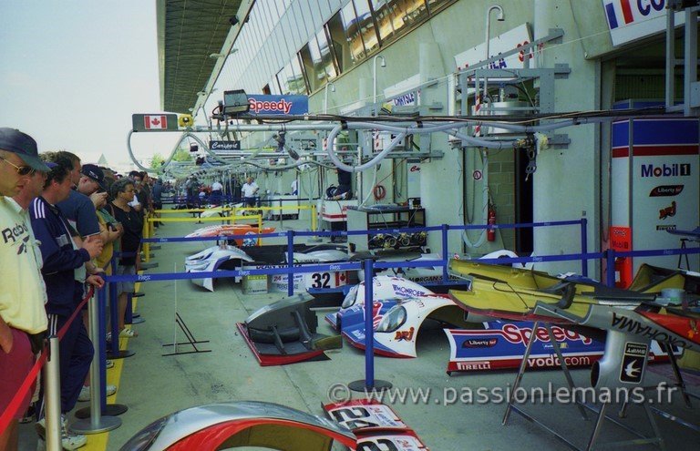Visite des stands 24h du Mans 2000